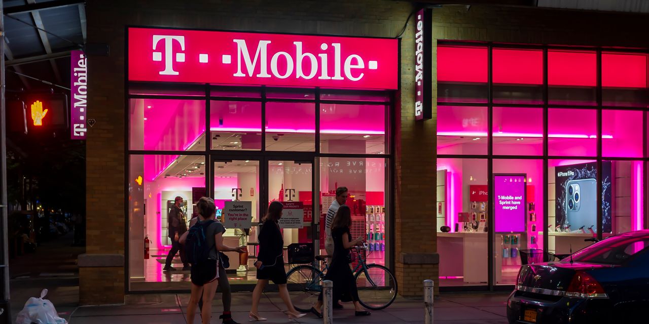 T-Mobile ستبدأ تسريح أي موظف لم يتلقى جرعات لقاح كورونا